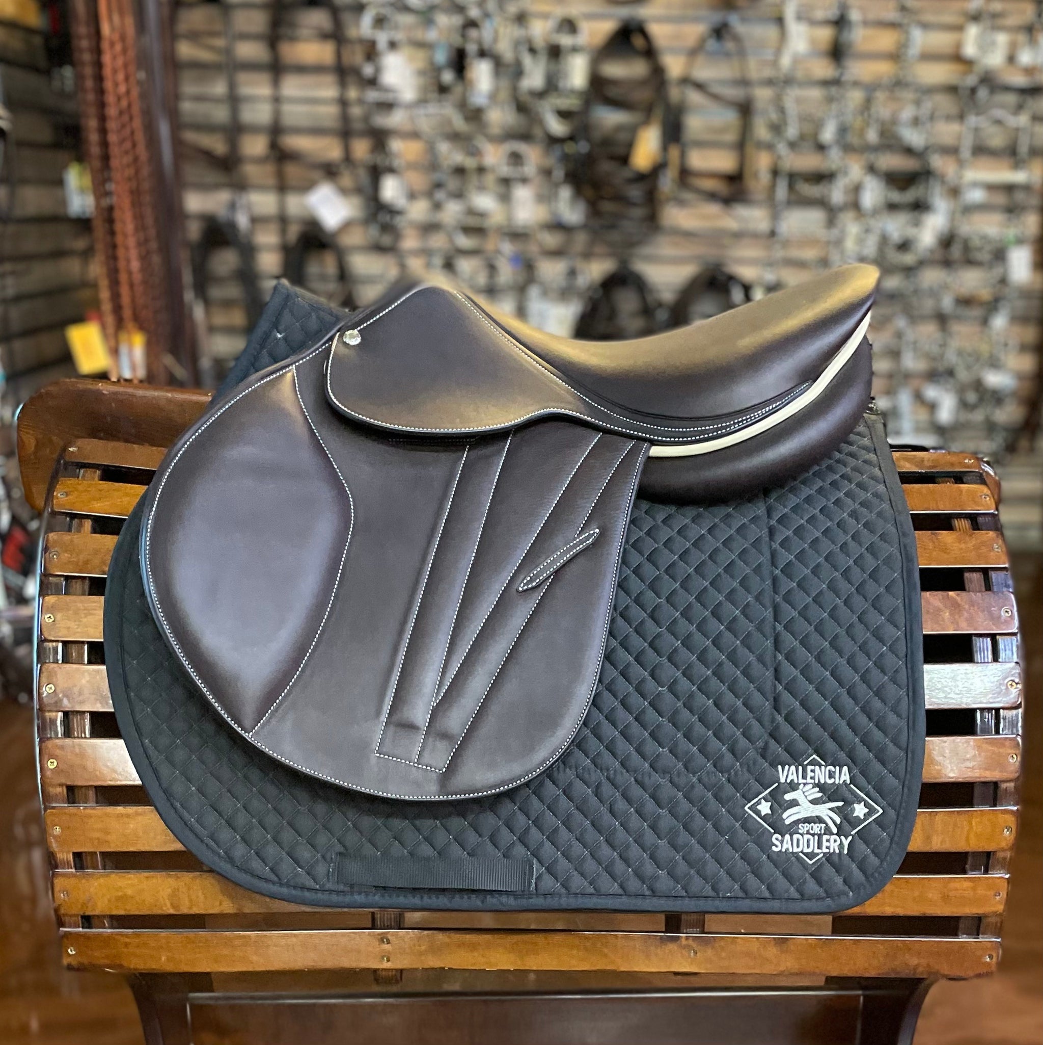 BUTET Premium Saddle L17" 2.25 short flaps